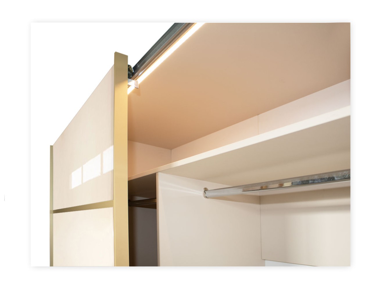 Gold Dulap 2500 Crem cu usi MDF Lucios si Oglinda + 1 Comoda