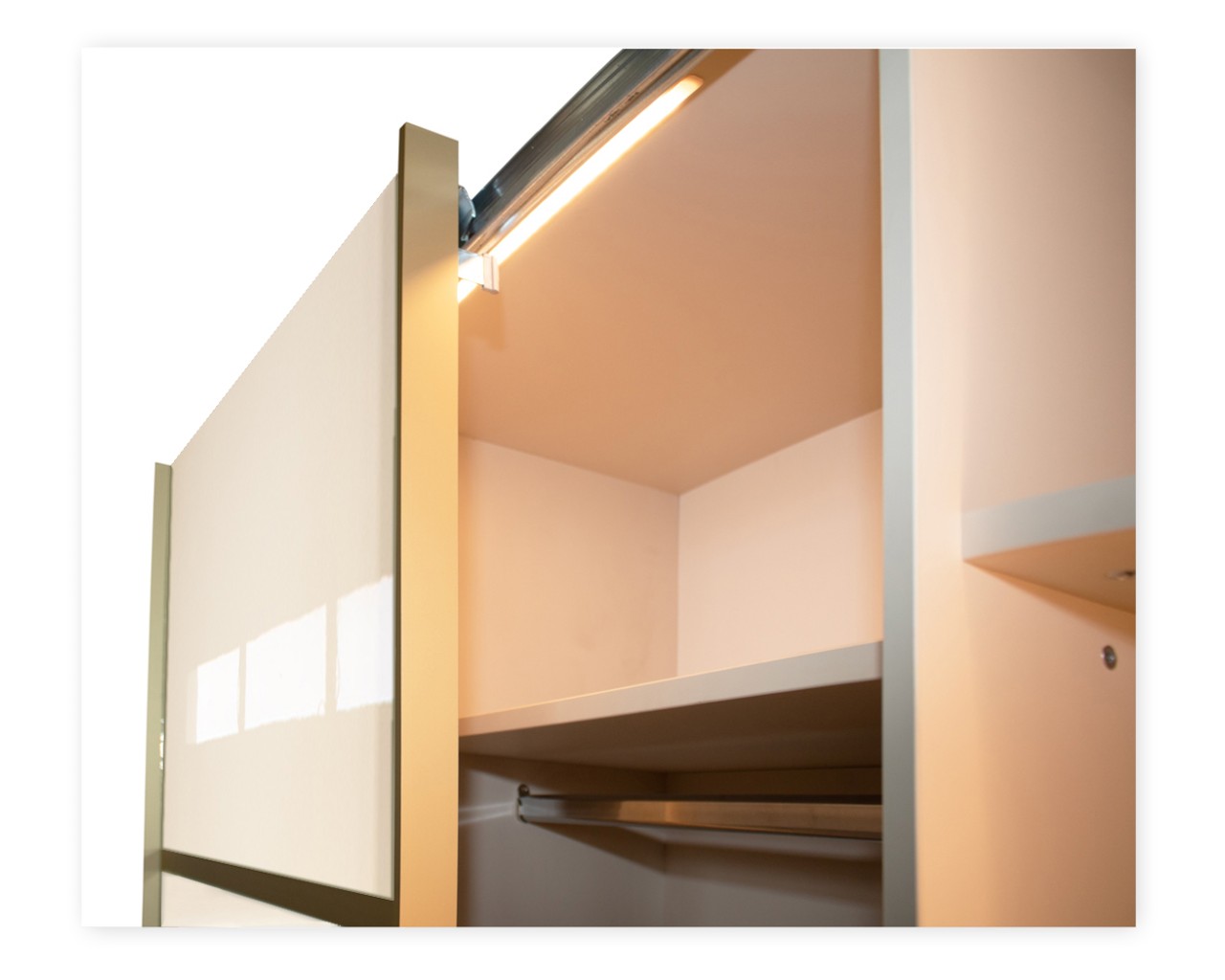 Gold Dulap 2000 Crem cu usi MDF Lucios si Oglinda + 2 Comode